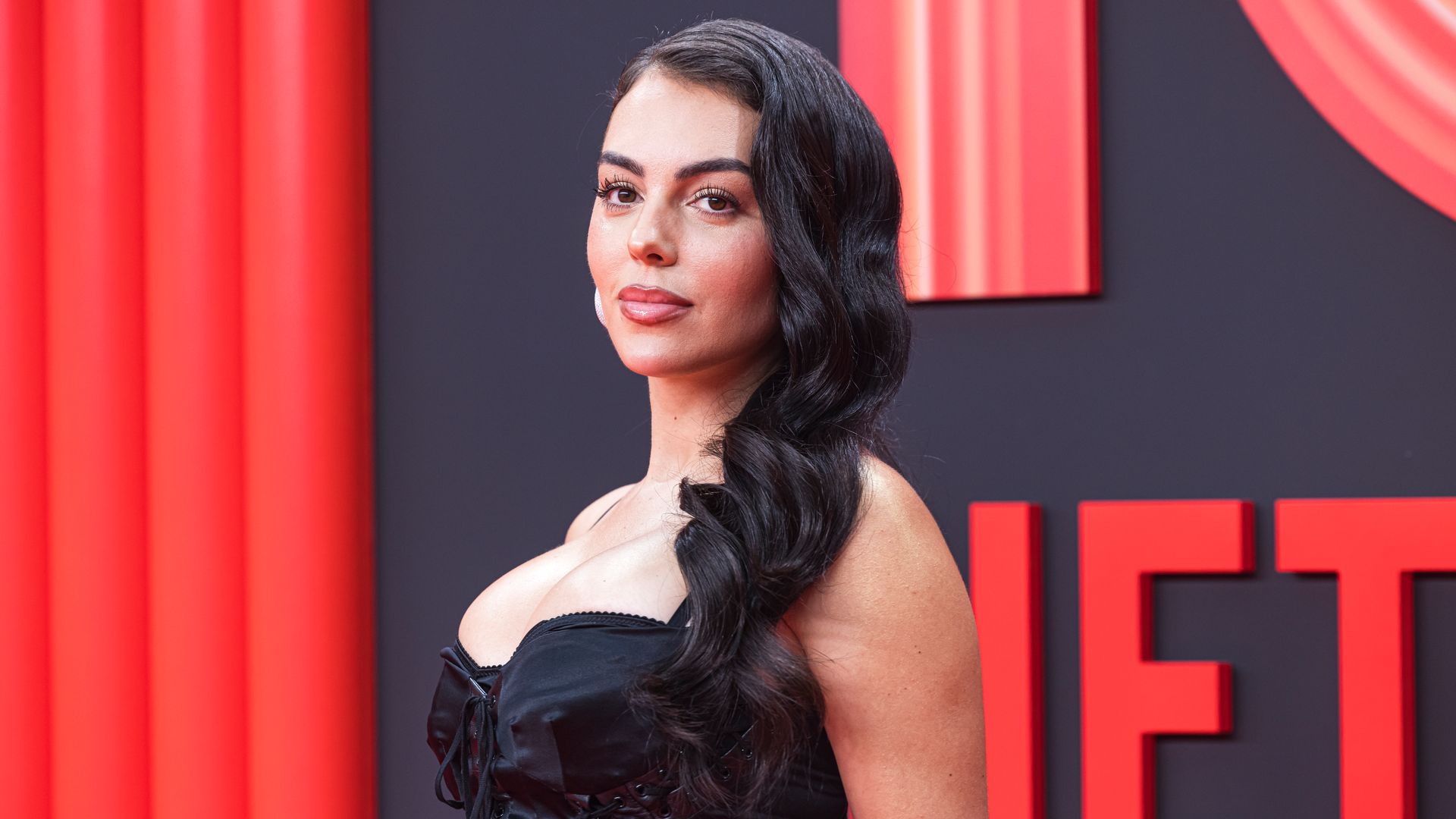 La imagen de Georgina Rodríguez junto a la Virgen que surge en un ...