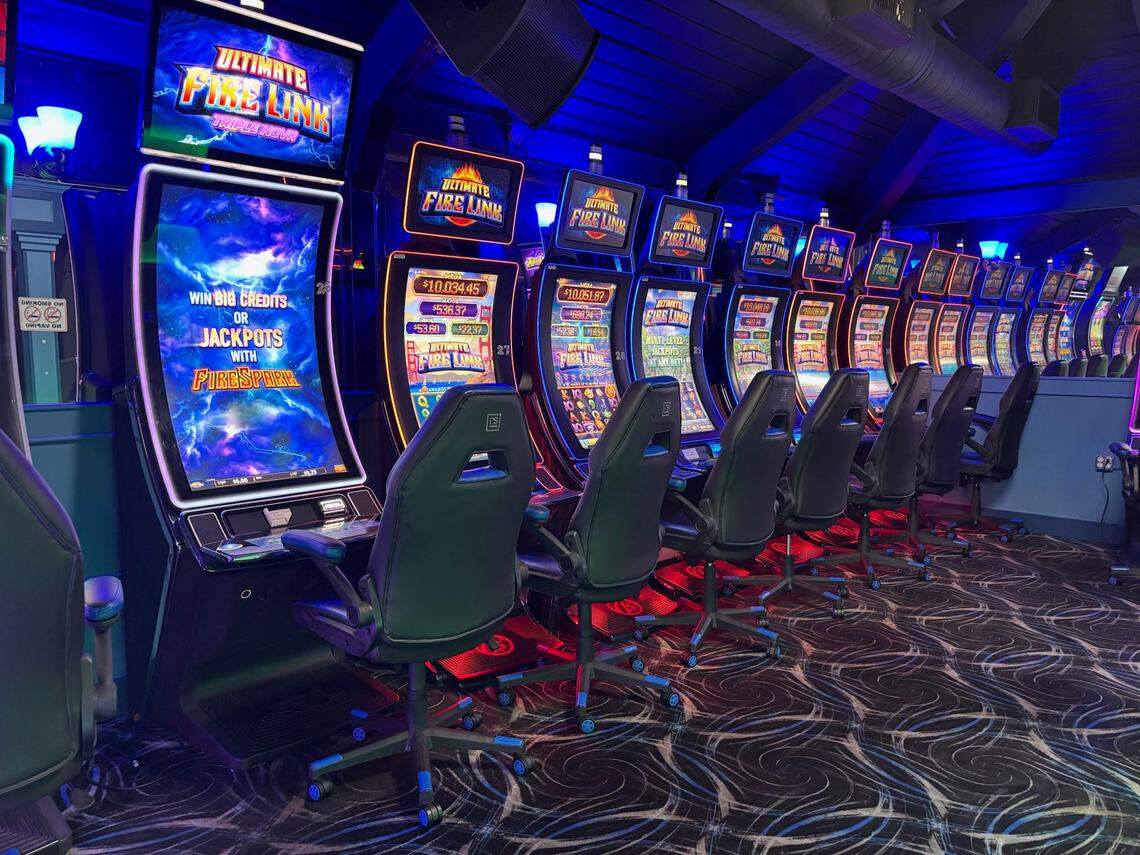 Deputies raid illegal gambling arcade in Bradenton, Manatee sheriff says