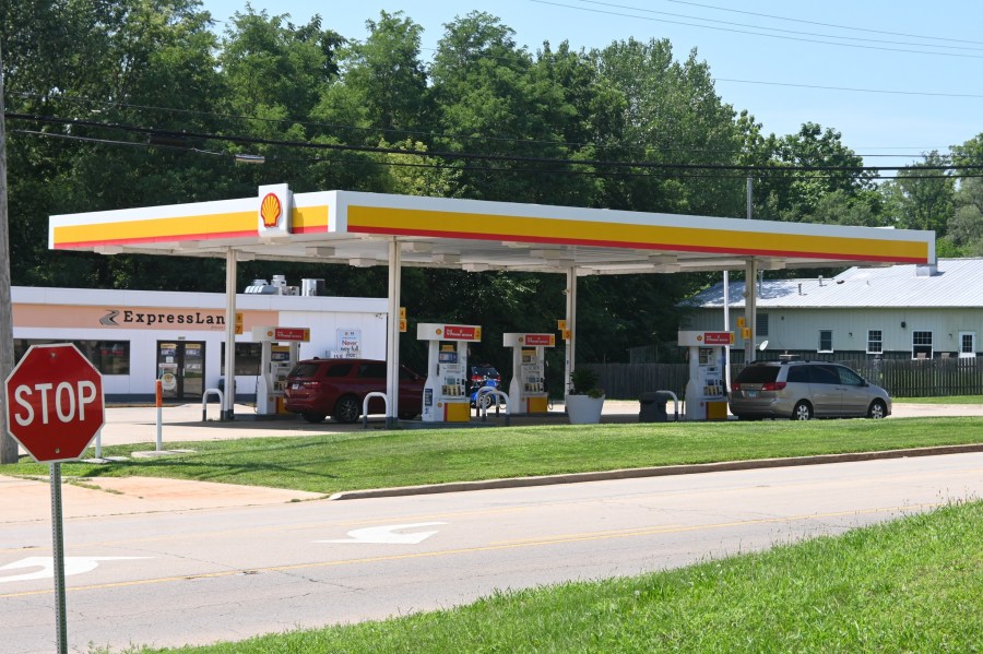 Gas station employees help locate missing Chicago man in Freeport