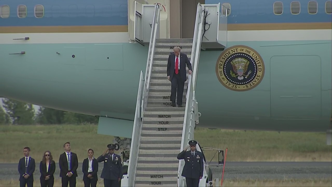 Trump arrives in Alaska for Putin meeting, gets off his plane first [RAW]
