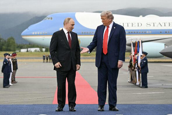 How tall is Vladimir Putin? Insane height difference exposed next to ...