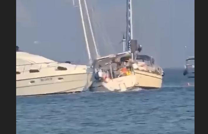 Ερείκουσα: Καρέ – καρέ η στιγμή που ταχύπλοο σκάφος πέφτει πάνω σε 2 ...