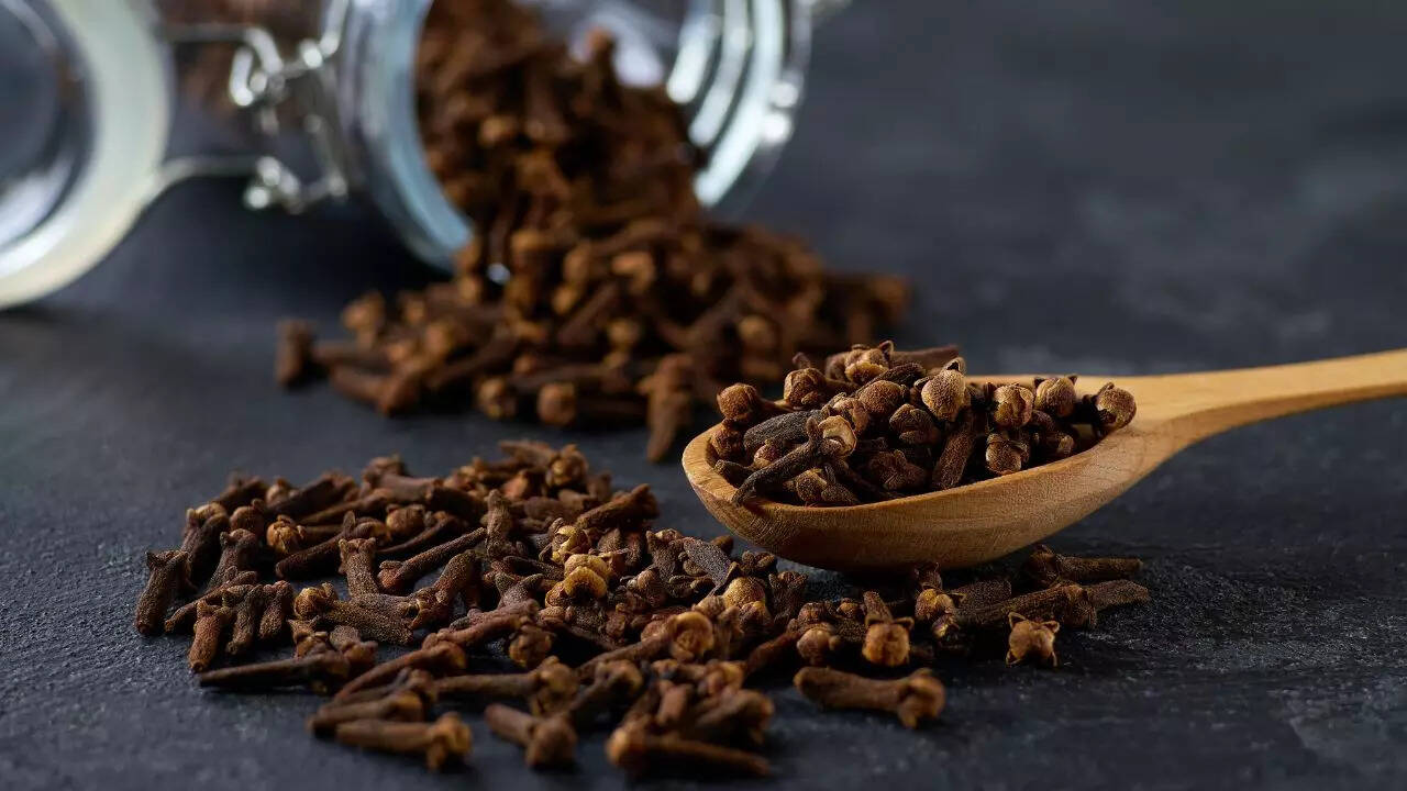 Cloves: 10 health benefits of eating them daily