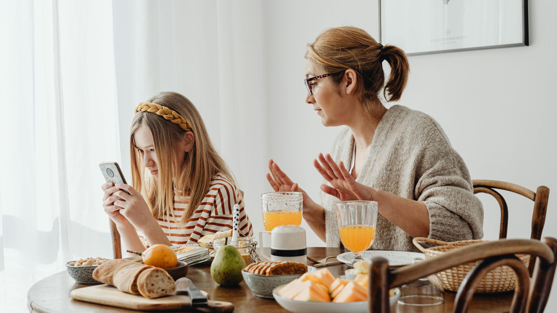 20 Table Manners No One Bothers Following Anymore