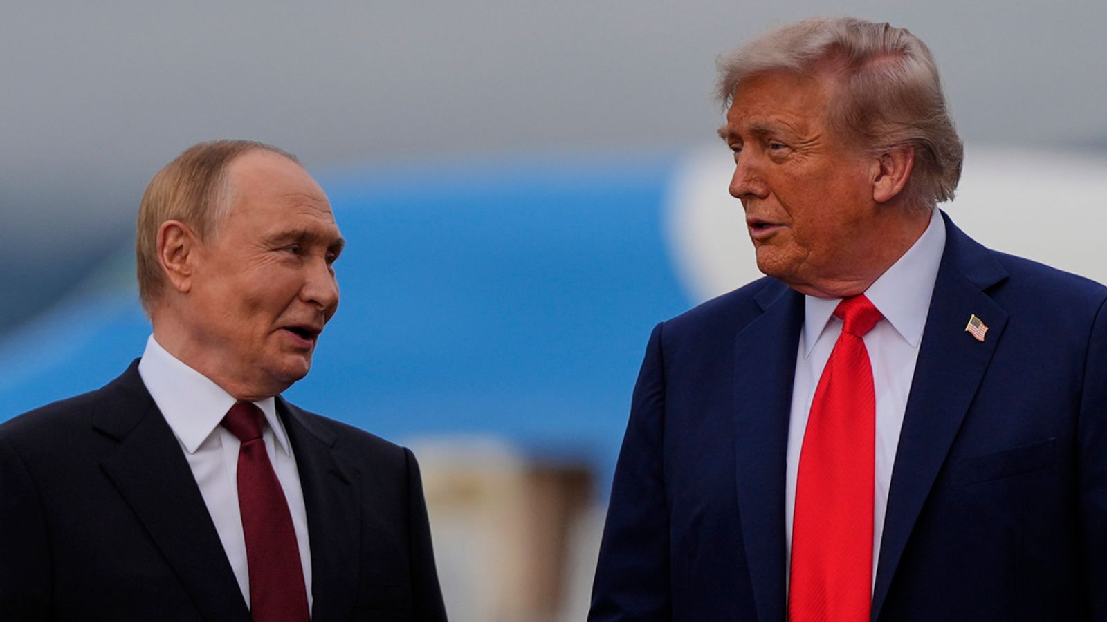 'Putin sat upright - but Trump was crumpled': Body language expert ...