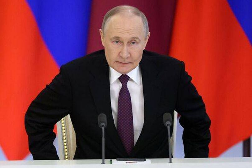 Putin's bodyguards 'collect his poo and take it back to Russia' when he ...
