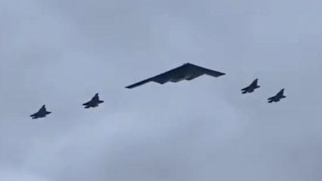 B-2 Stealth Bomber and Four F-35s Fly Over Anchorage During Trump–Putin ...
