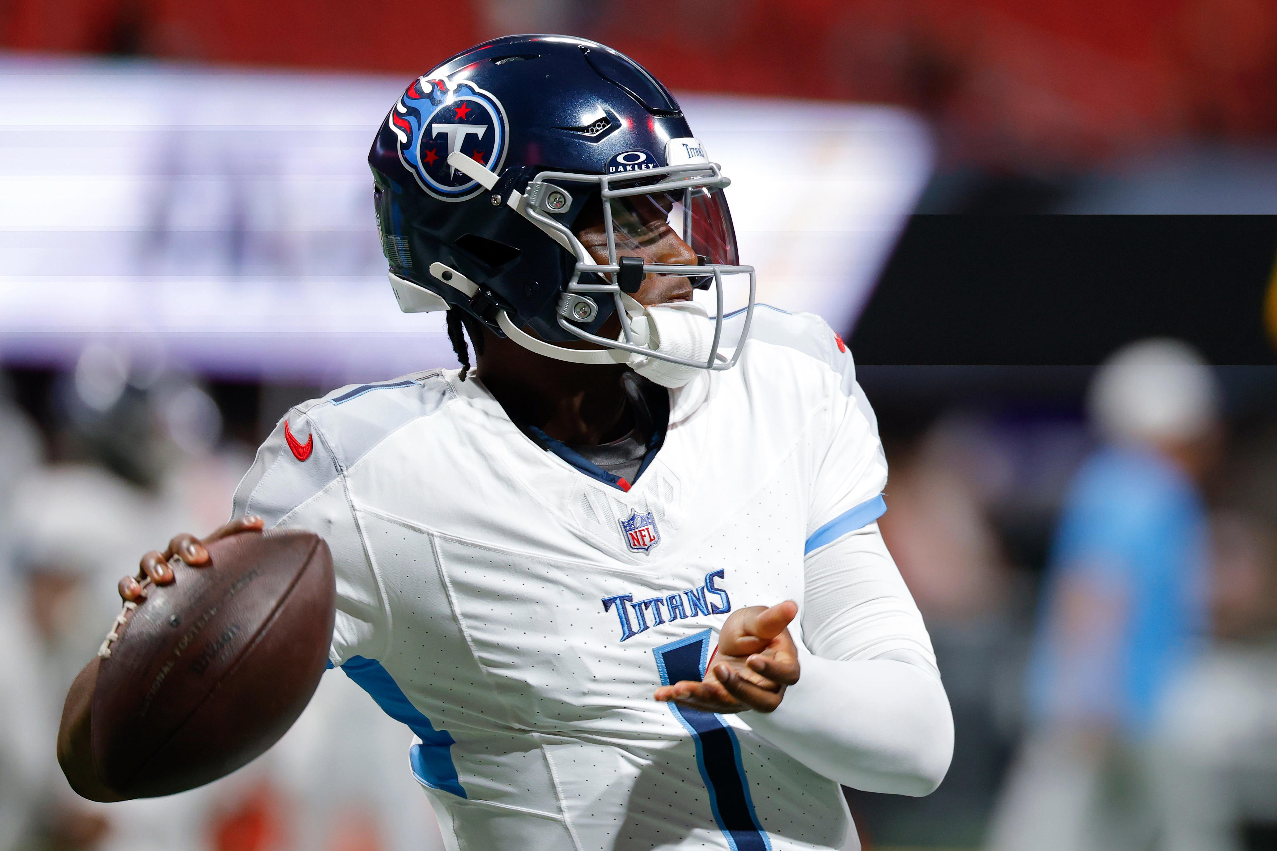 Chargers at Titans: Predictions, picks and odds for NFL Week 9 game