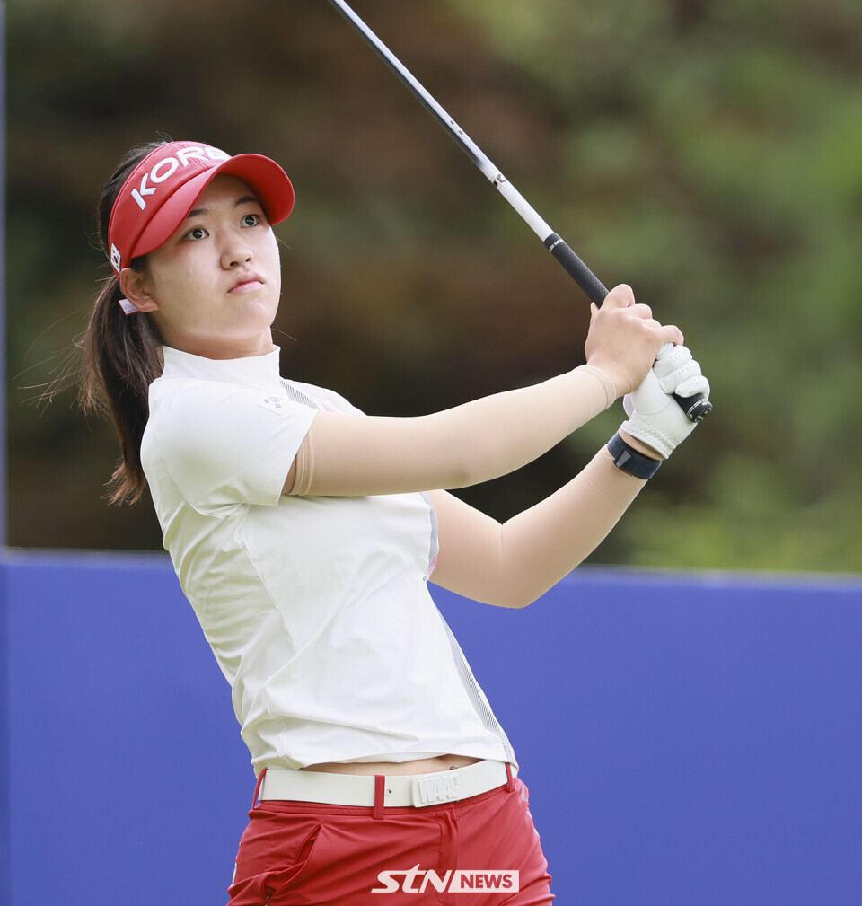 [STN포토]타구 바라보는 성아진A