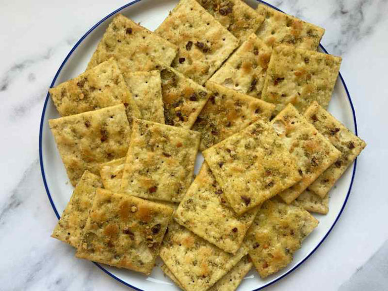 The Saltine Cracker Recipe My Friends Can't Stop Talking About (Only 4 ...