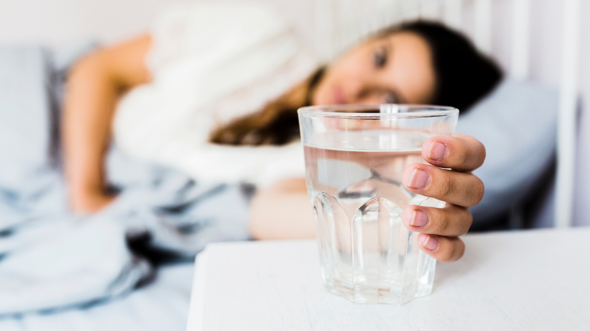 Sleeping with a glass of water next to the bed: the habit doctors ...
