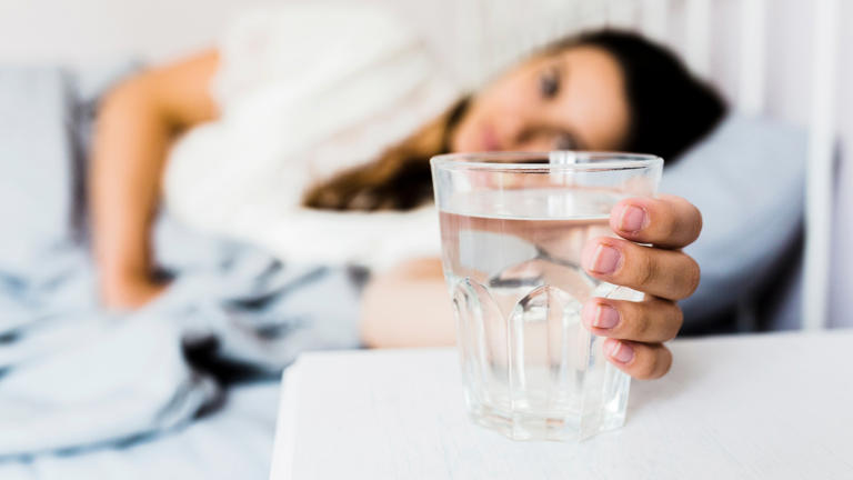Sleeping with a glass of water next to the bed: the habit doctors ...