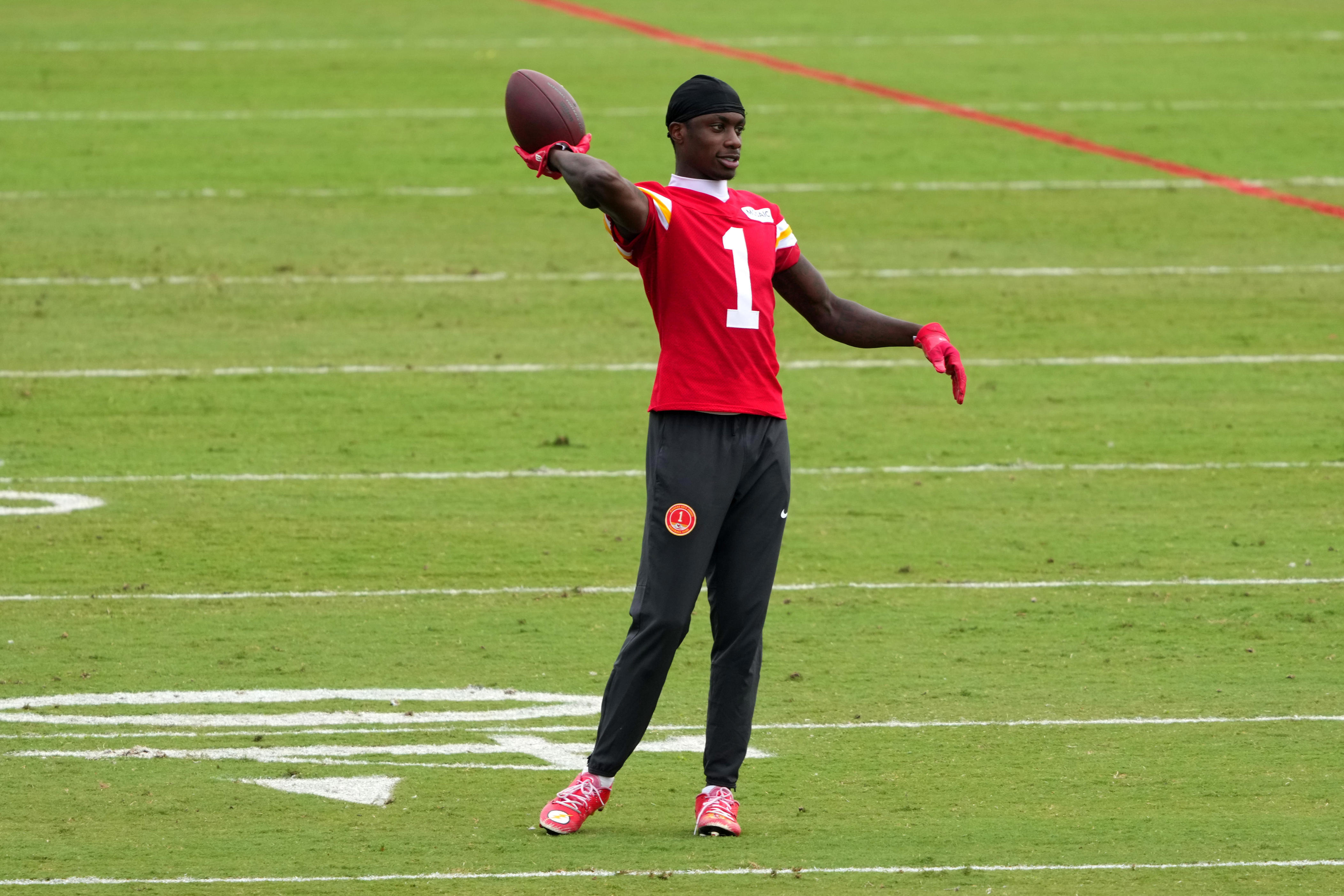 WATCH: Xavier Worthy's unbelievable one-handed catch during pregame ...