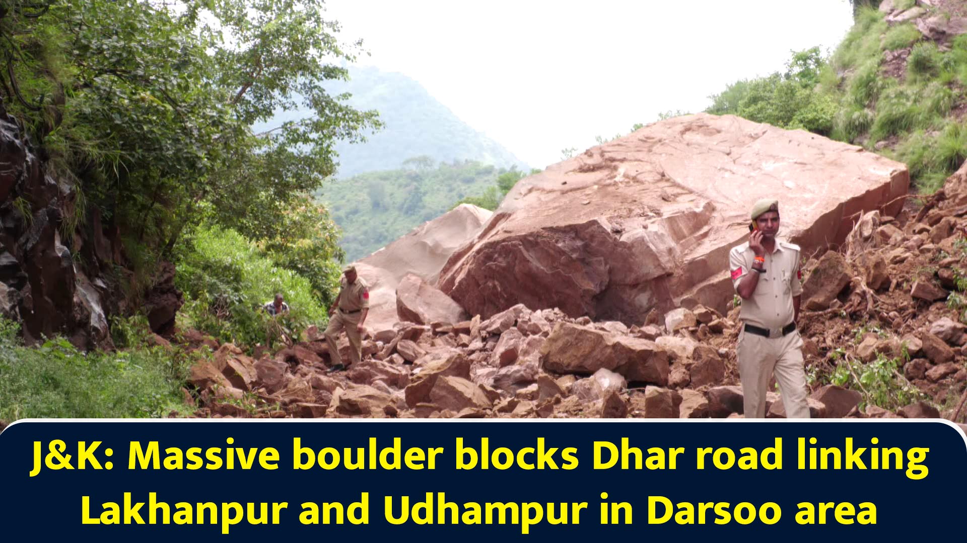 J&K: Massive boulder blocks Dhar road linking Lakhanpur and Udhampur in ...