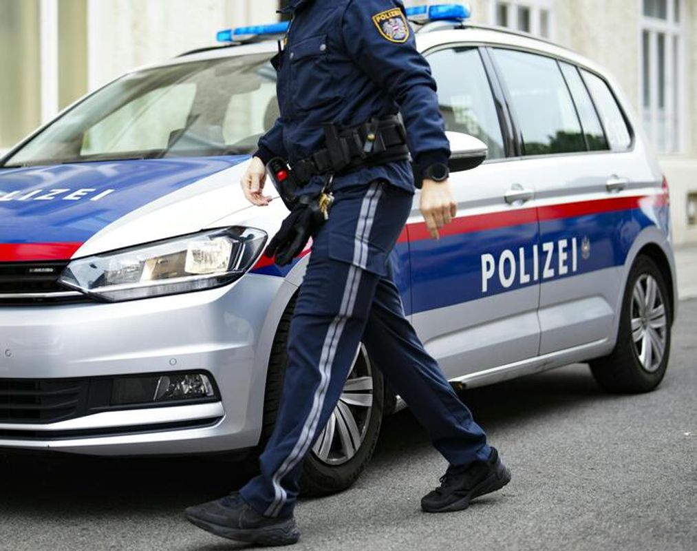 17-Jähriger ging im Außerfern auf Polizisten und Freundin los