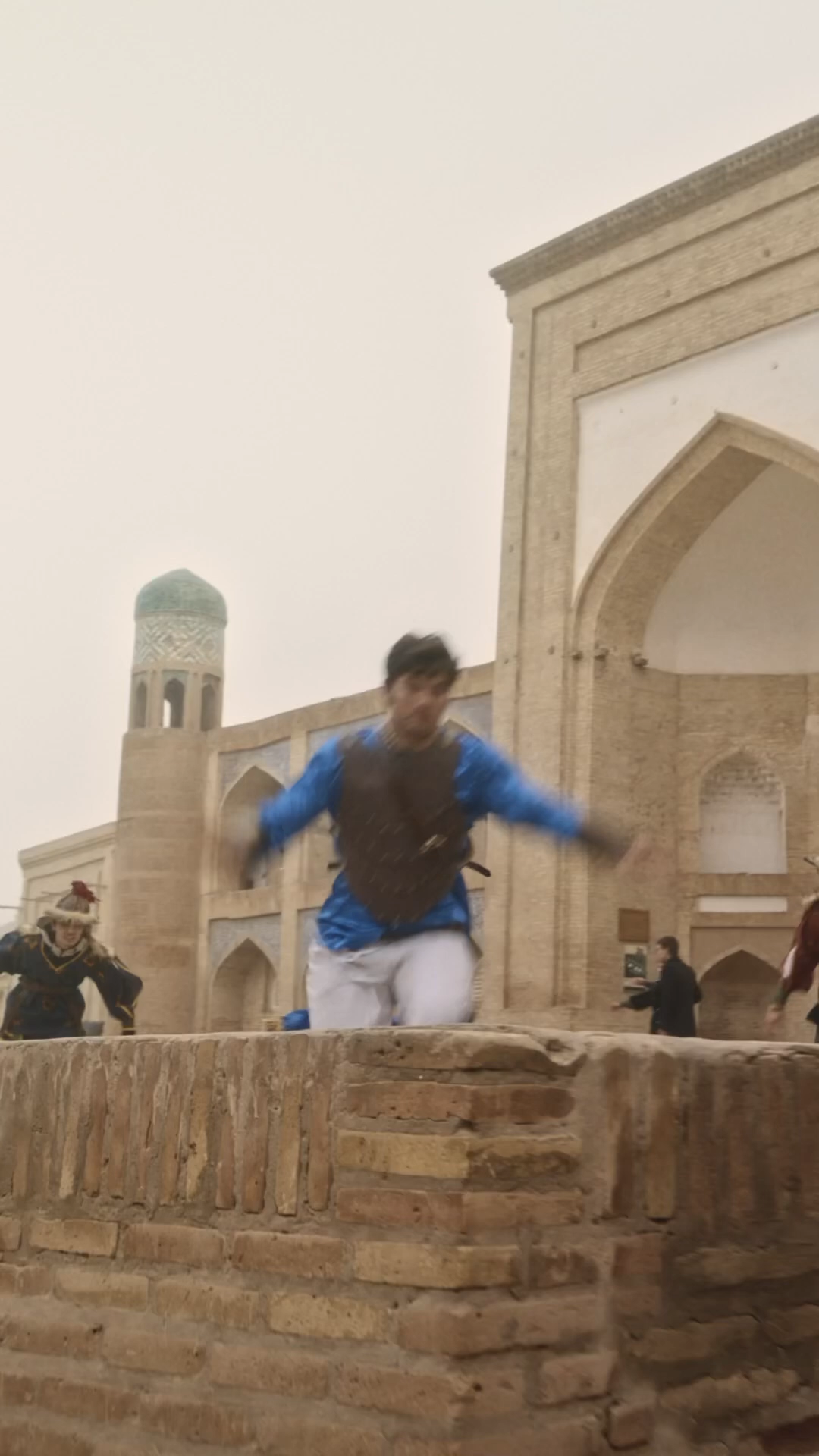Learning to Run on Walls with Parkour