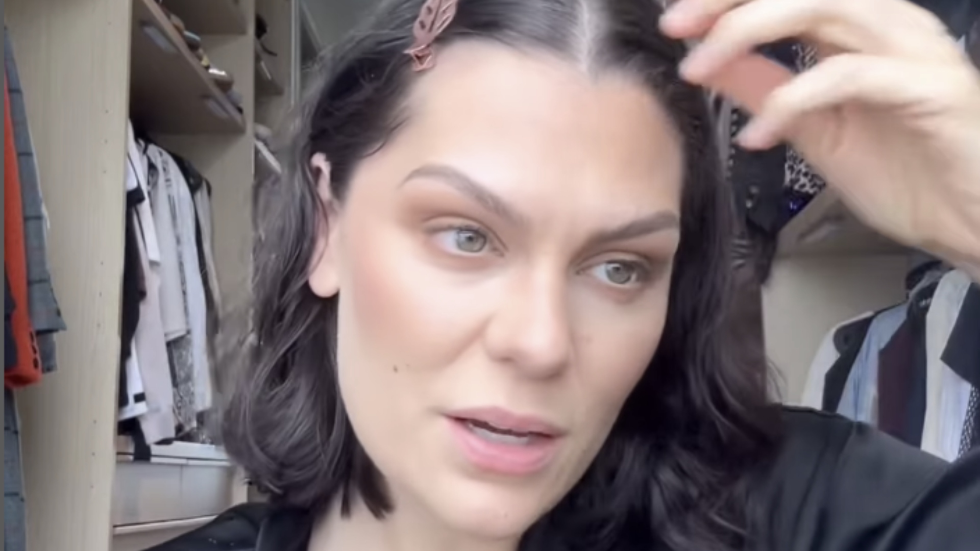 „Ztrácím hodně vlasů“: Jessie J prozrazuje, že po mastektomii stále ...