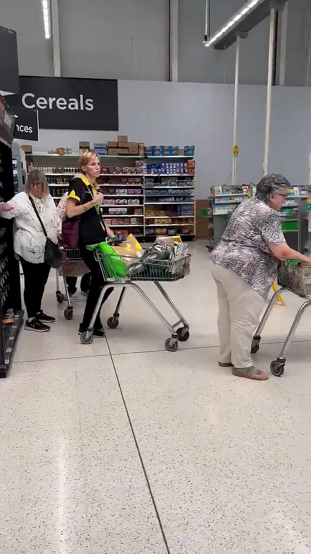 Shoppers praised for refusing to use self-checkout machines