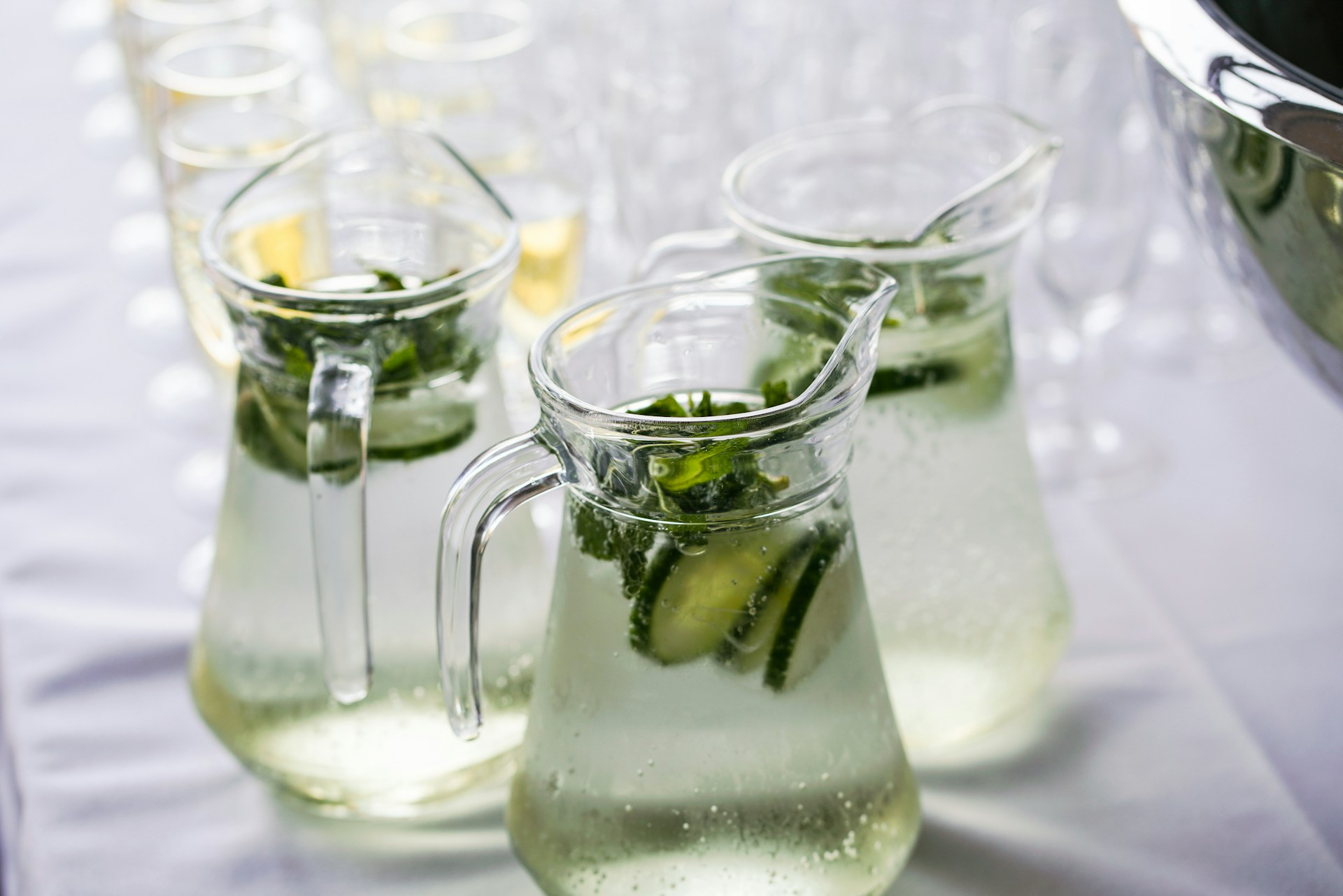 La recette d'eau detox au concombre, citron vert et menthe pour faire ...