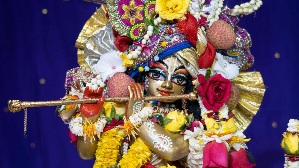 Krishna Janmashtami 2025: Offer These Items To Lord Krishna According ...