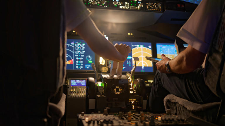 Here's Why Laser Pointers Can Be Dangerous For Airplanes