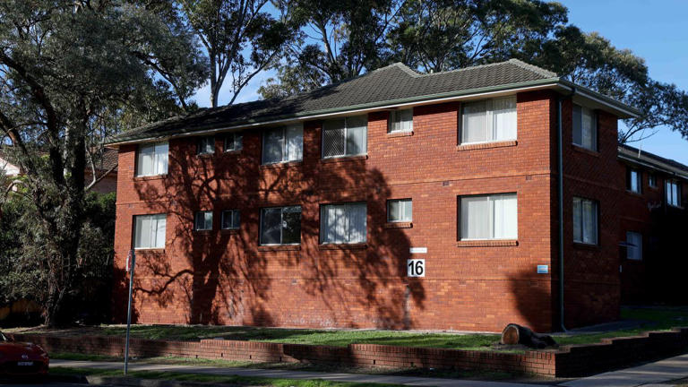 Man dead after Sydney unit evacuated