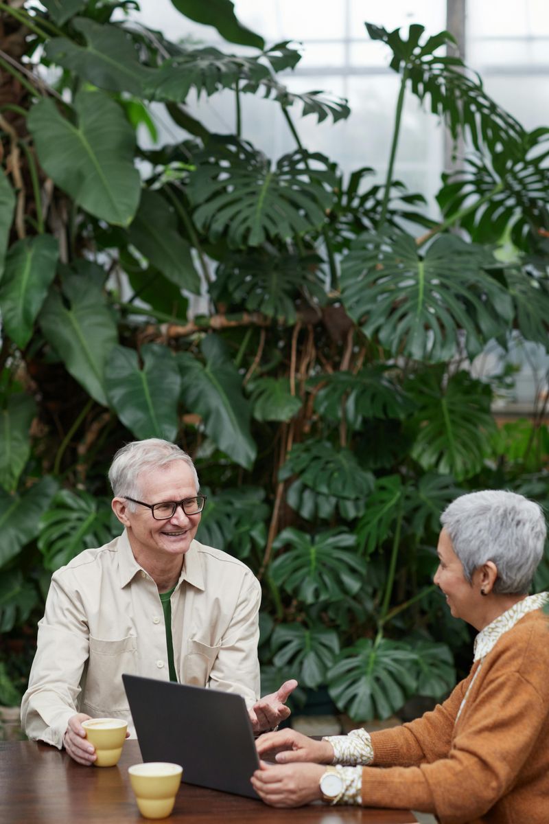 16 Subtle Red Flags Older Men Should Never Ignore While Dating