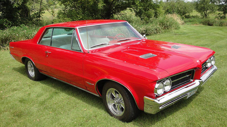 The first muscle cars with a factory big block