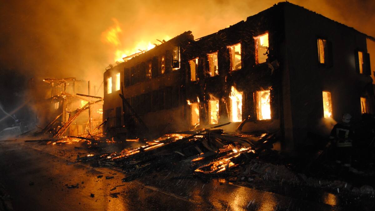 Aucun blessé: Un entrepôt fortement endommagé par un incendie à Lucens (VD)