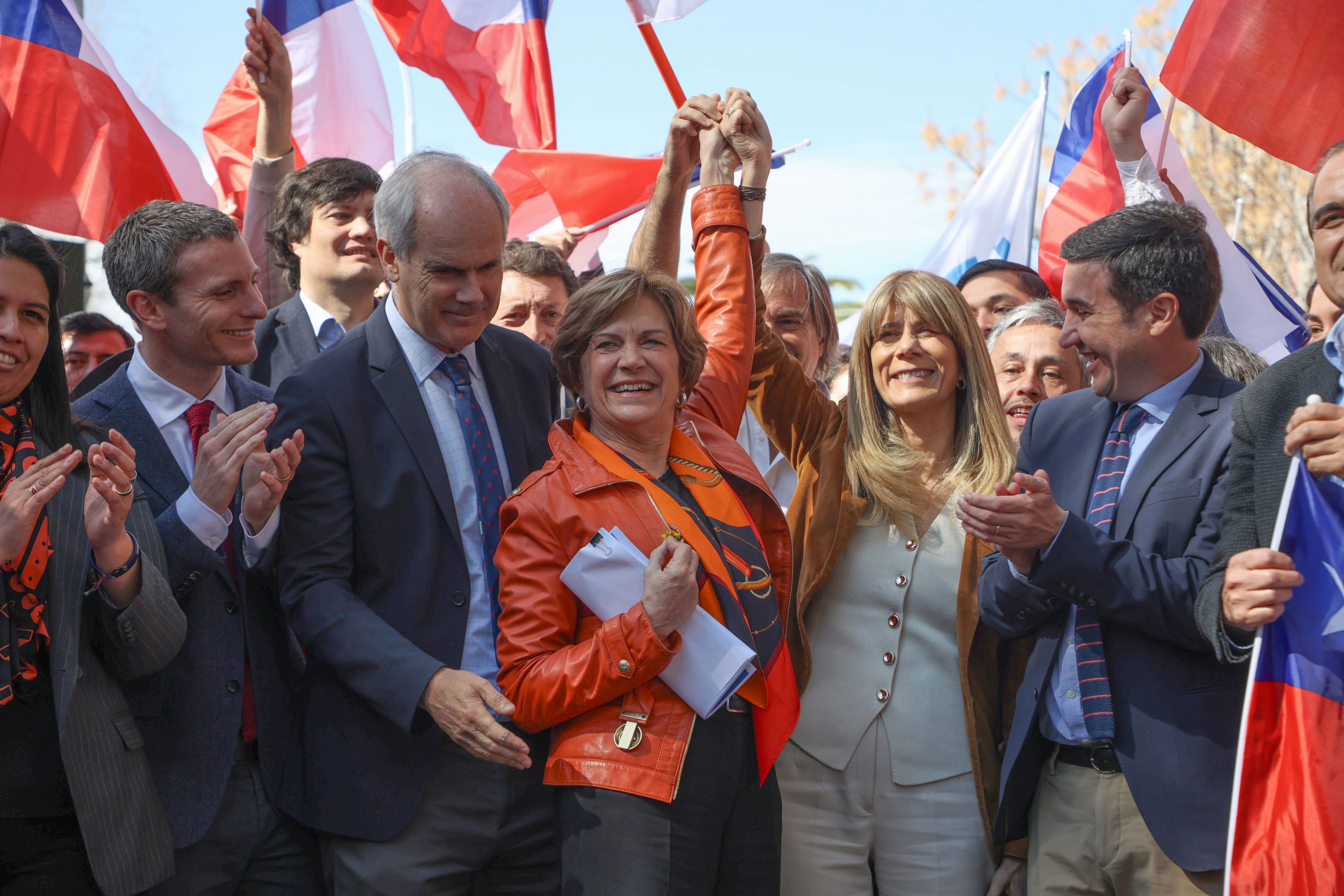 Evelyn Matthei inscribe candidatura presidencial en el Servel y ...