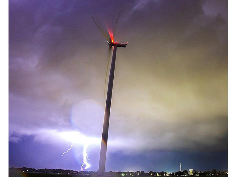 Zap!: Tilbury storm chaser photographer captures wind turbine lightning ...