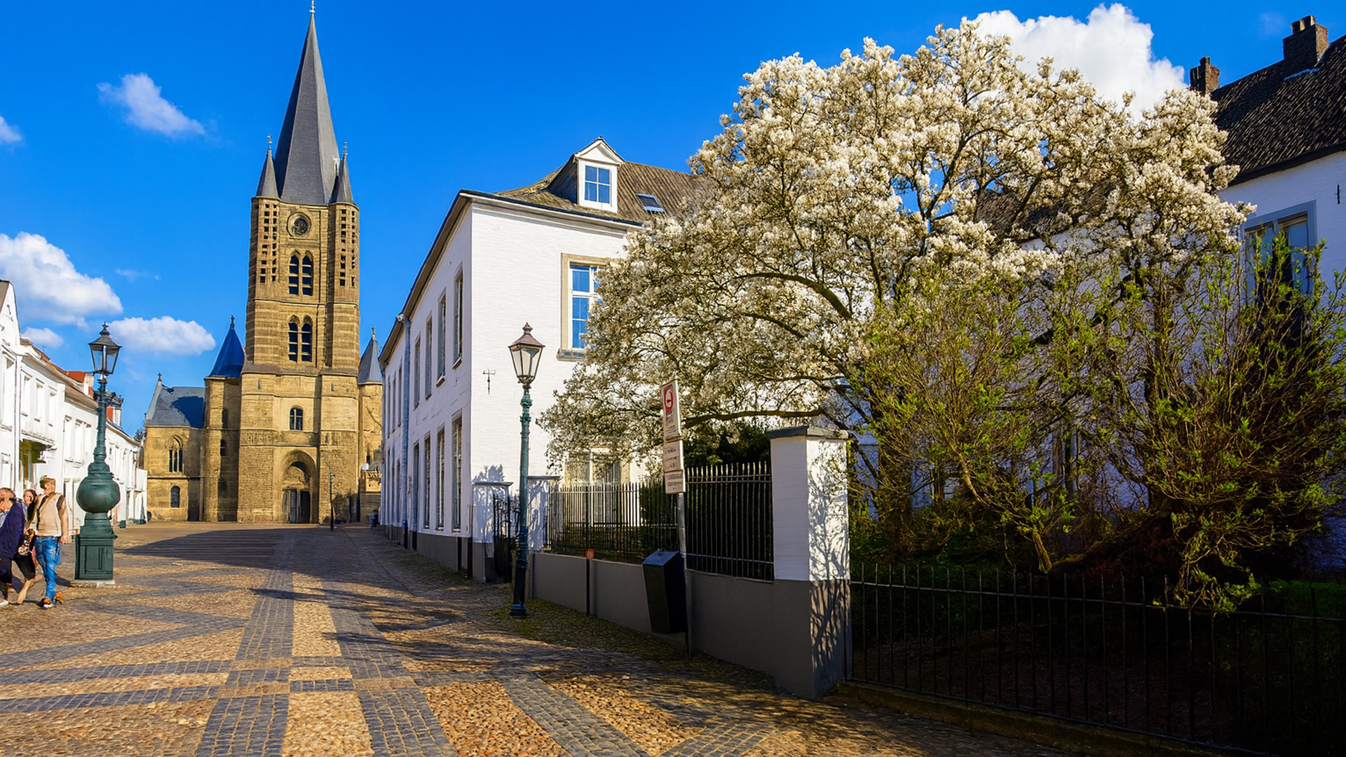 Thorn in Spring – Exploring Limburg’s Historic White Village (4K)