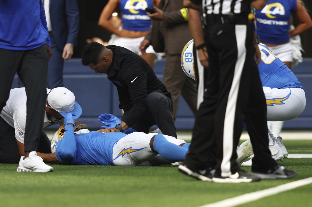 Chargers WR Quentin Johnston has a concussion after a big hit on 3rd ...