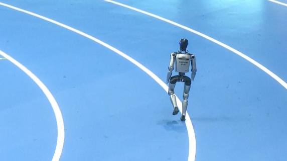 Pechino, il robot cade a pochi metri dal traguardo: il pubblico lo ...