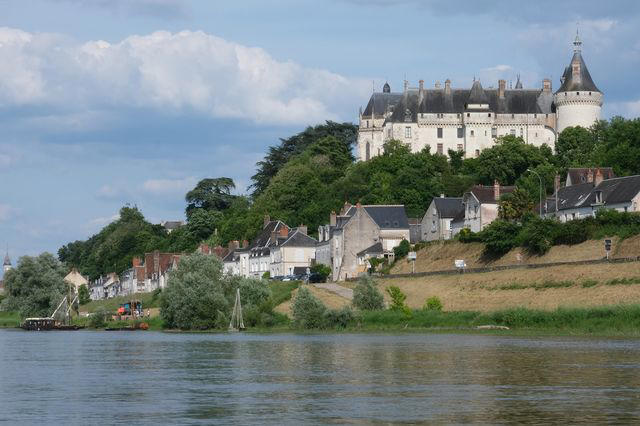 This 560-mile French Bike Trail Has Châteaus, Charming Houseboats, Surreal Gardens, and ...