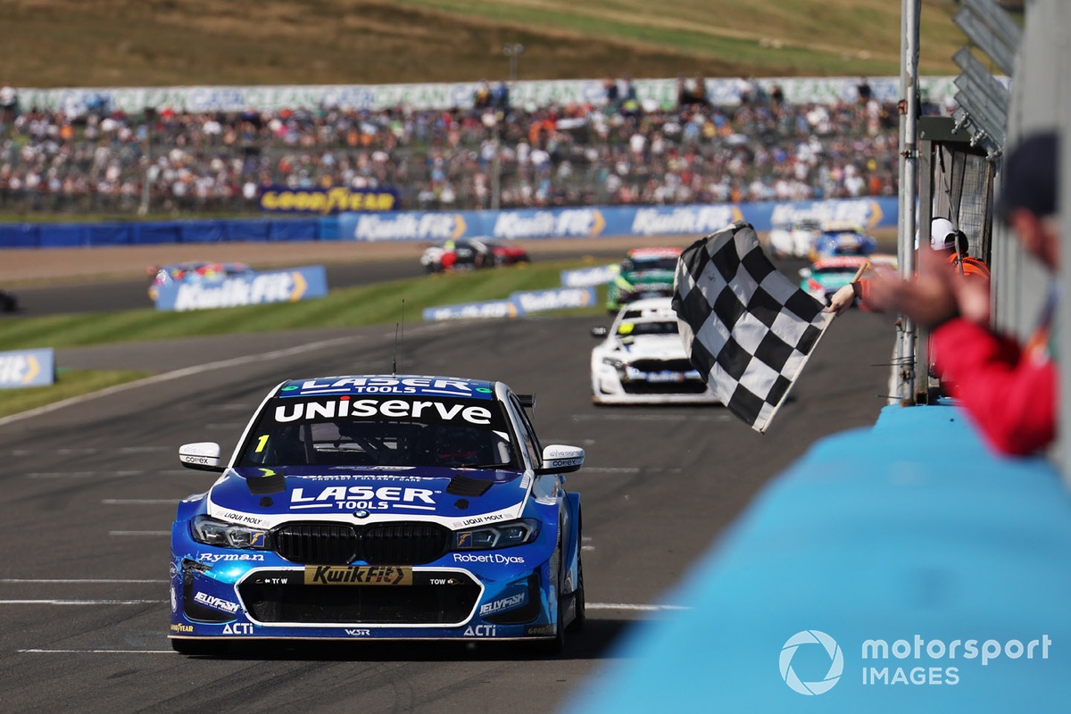 BTCC Knockhill: Hill beats ‘junior’ team-mates in BMW battle
