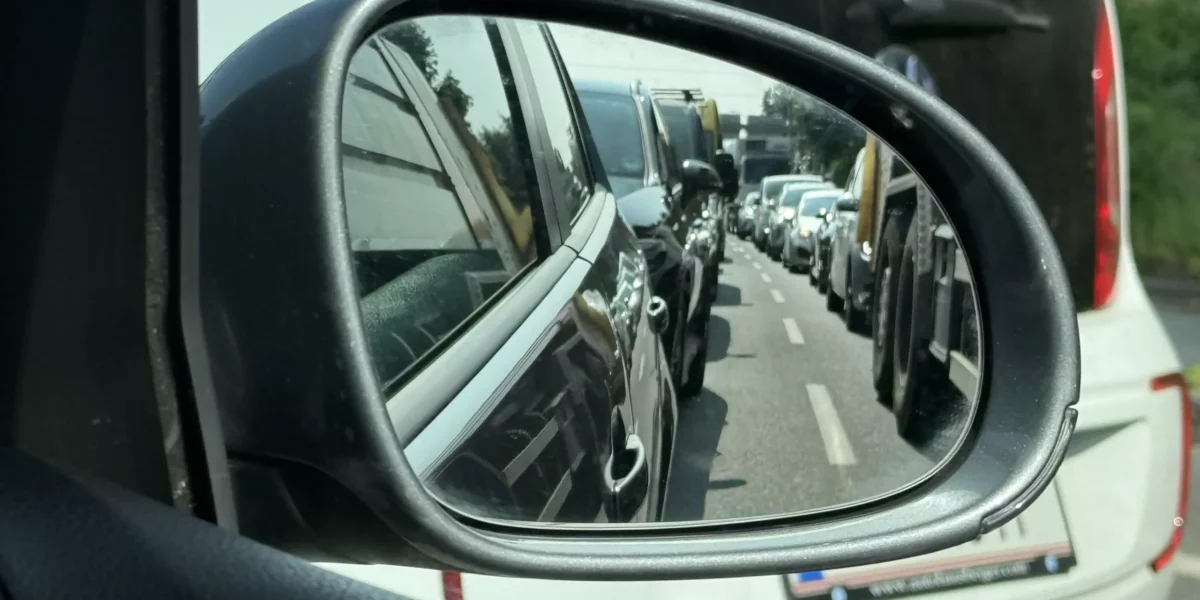 A10, A9, A4: Kilometerlange Staus nach teils schweren Unfällen heute