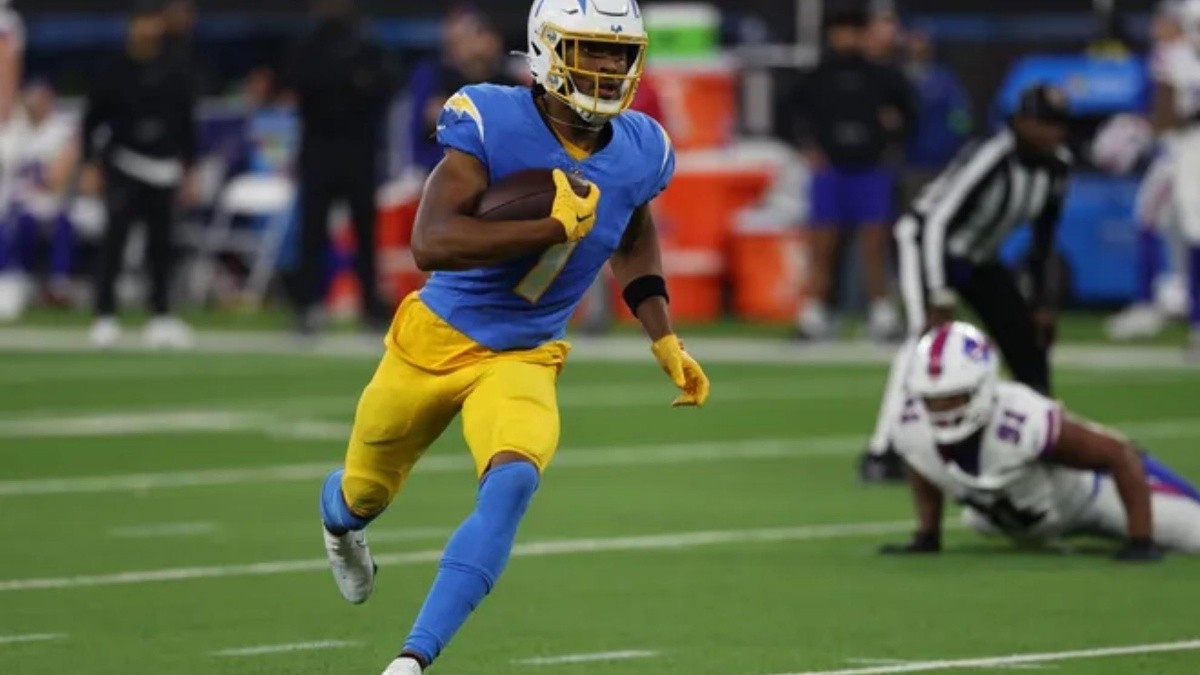 NFL: Quentin Johnston hospitalized after a terrifying hit causes a ...