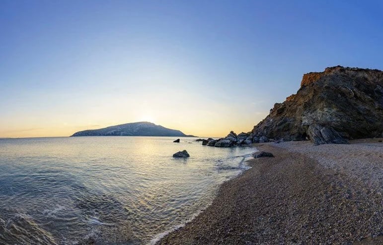 Η κρυφή παραλία της Αττικής με τα 99 σκαλοπάτια