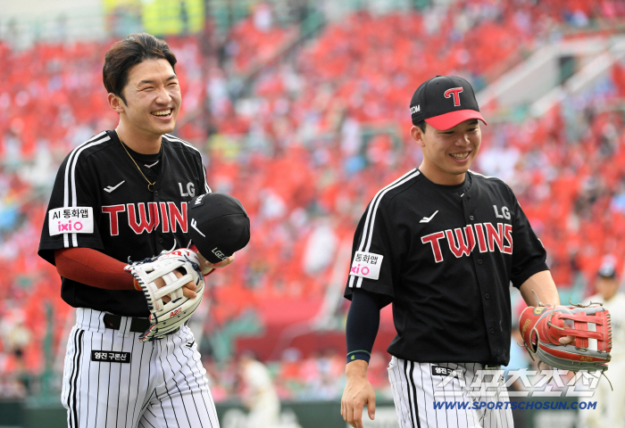 Park Hae Min, Moon Sungjoo, smiling