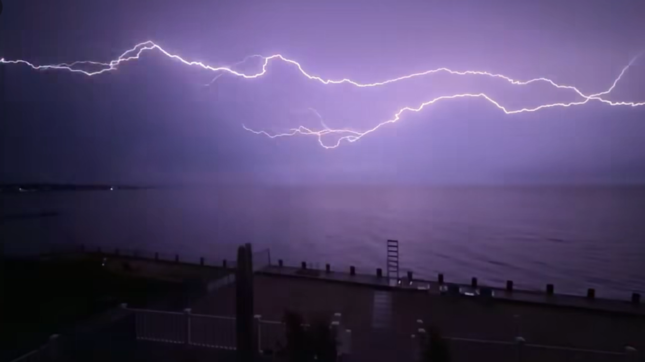 US Man Captures ‘10-Mile Long Lightning Bolt’! Video Sparks ...