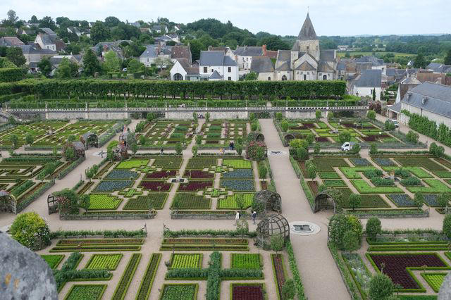 This 560-mile French Bike Trail Has Châteaus, Charming Houseboats, Surreal Gardens, and ...