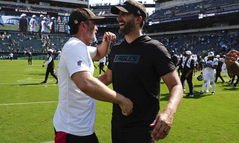 NFL fans declare 'football is BACK' after hilarious sideline moment