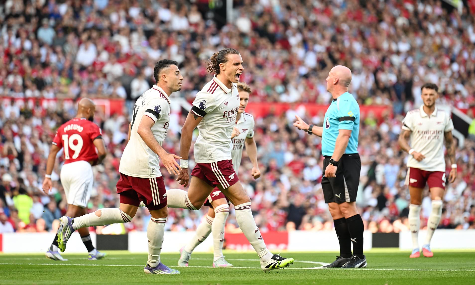 Man United 0-1 Arsenal: Goalkeeping howler hands Gunners rare Old ...