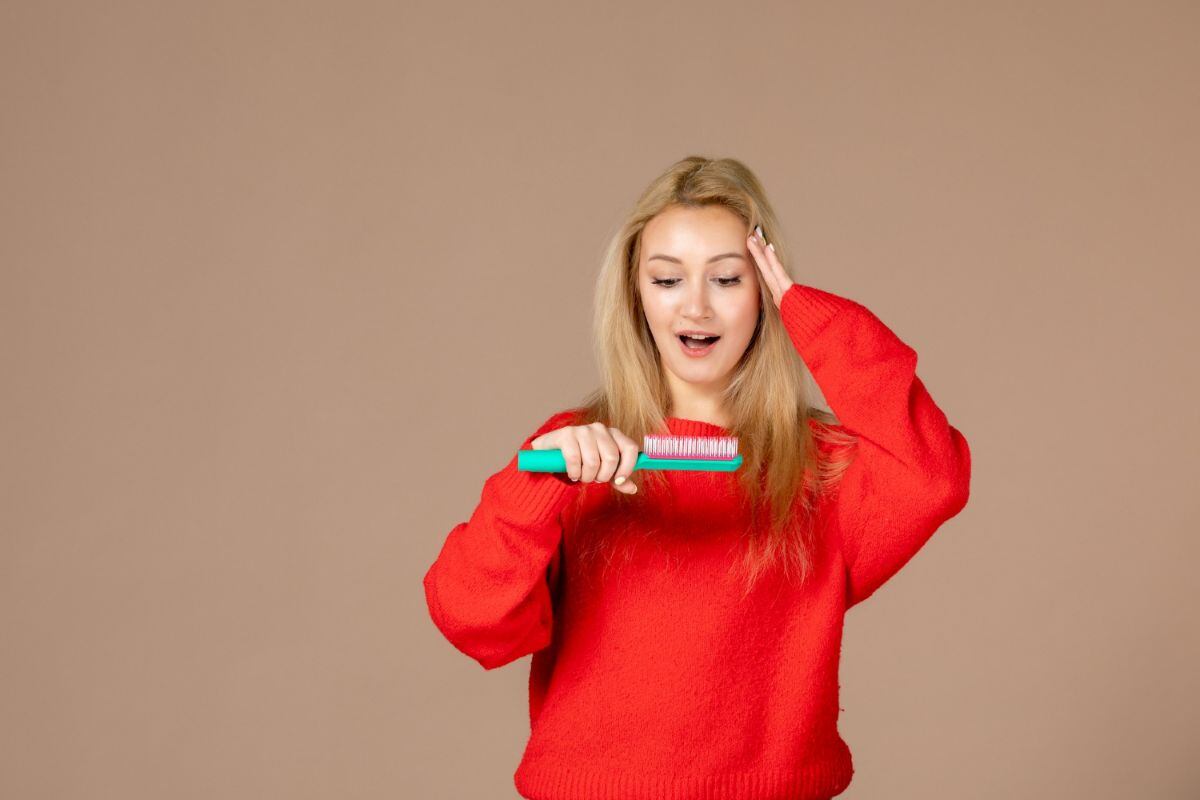 Para qué sirve aplicar agua de papa en el cabello
