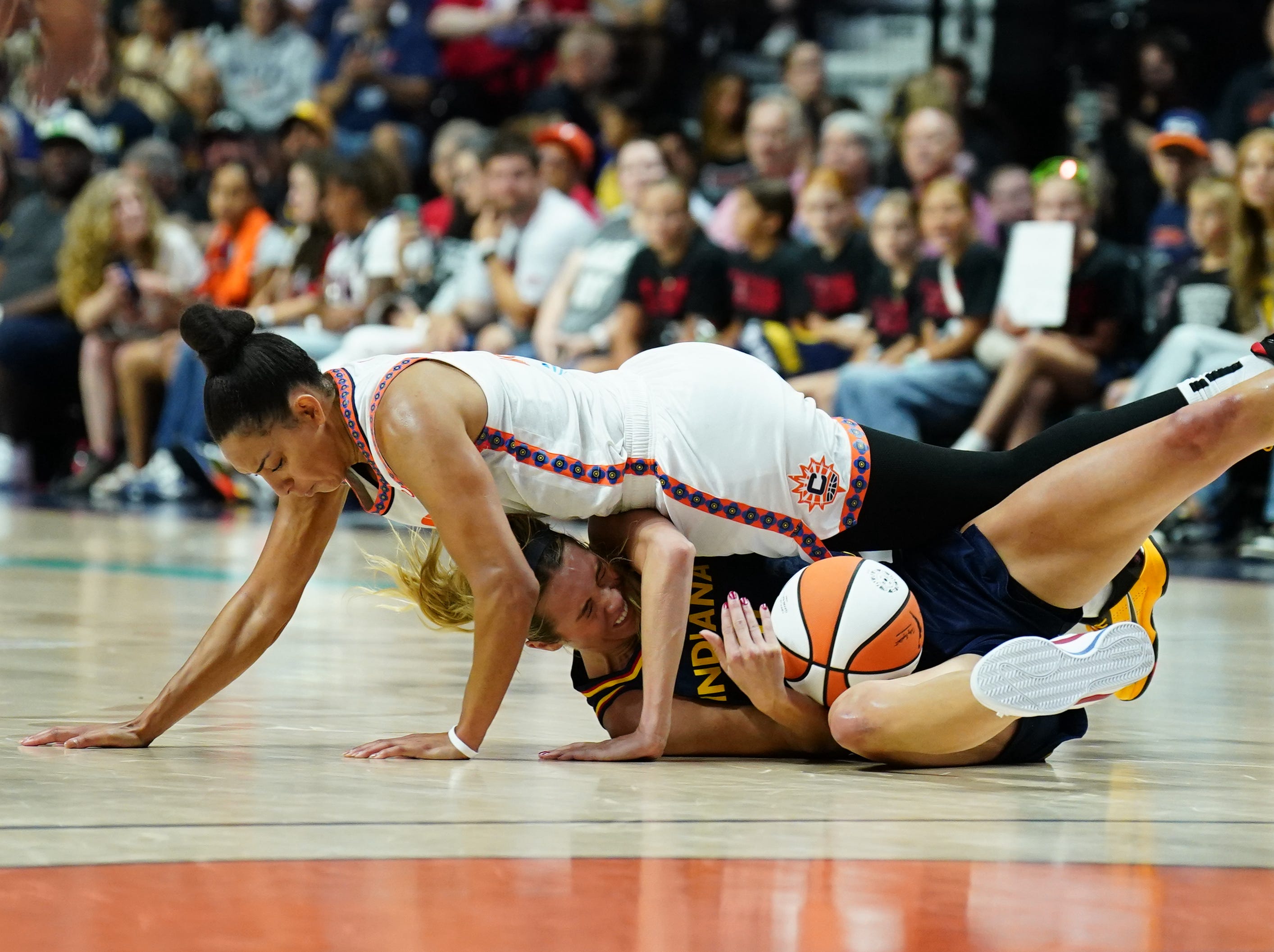 Indiana Fever vs. Connecticut Sun WNBA game score, results: Kelsey ...