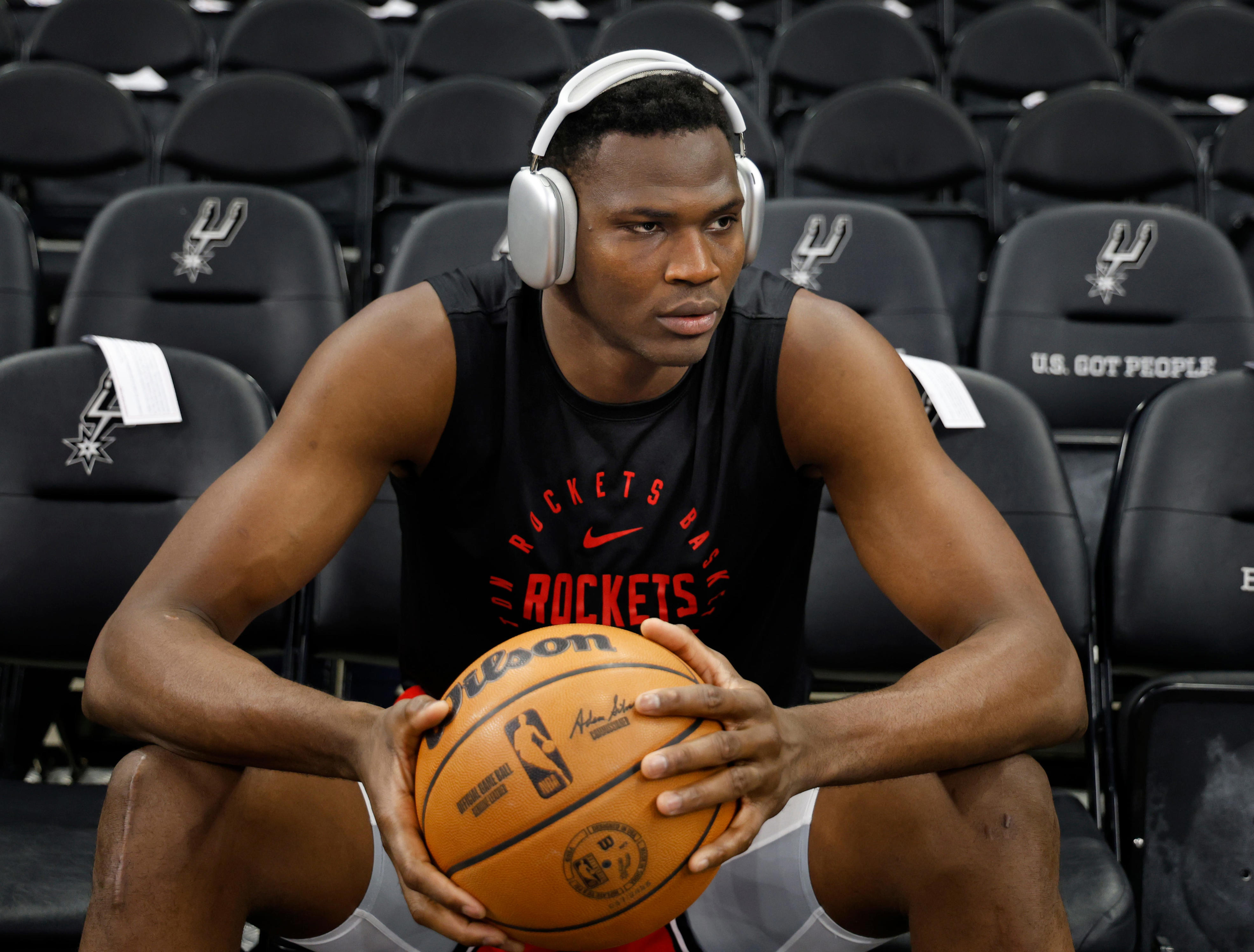 Center N’Faly Dante, assistant coach Mike Moser set to leave Rockets