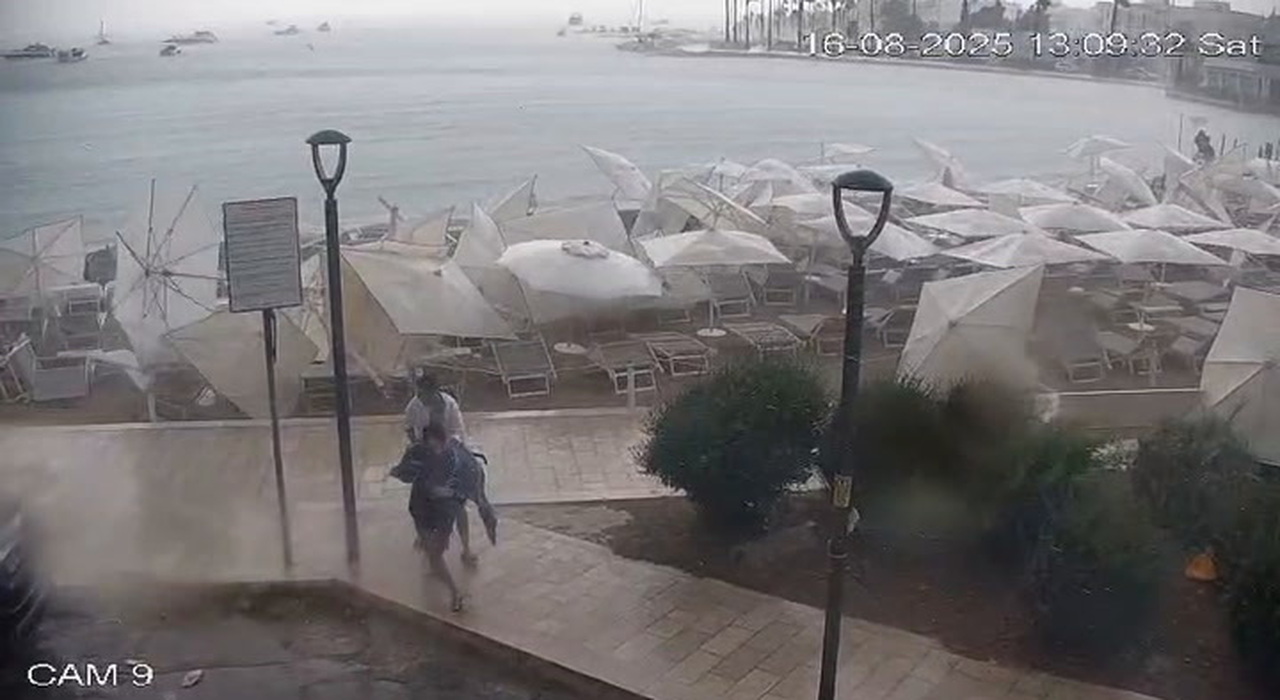 Tromba marina devasta lido nel Salento: sradicati ombrelloni, volano ...