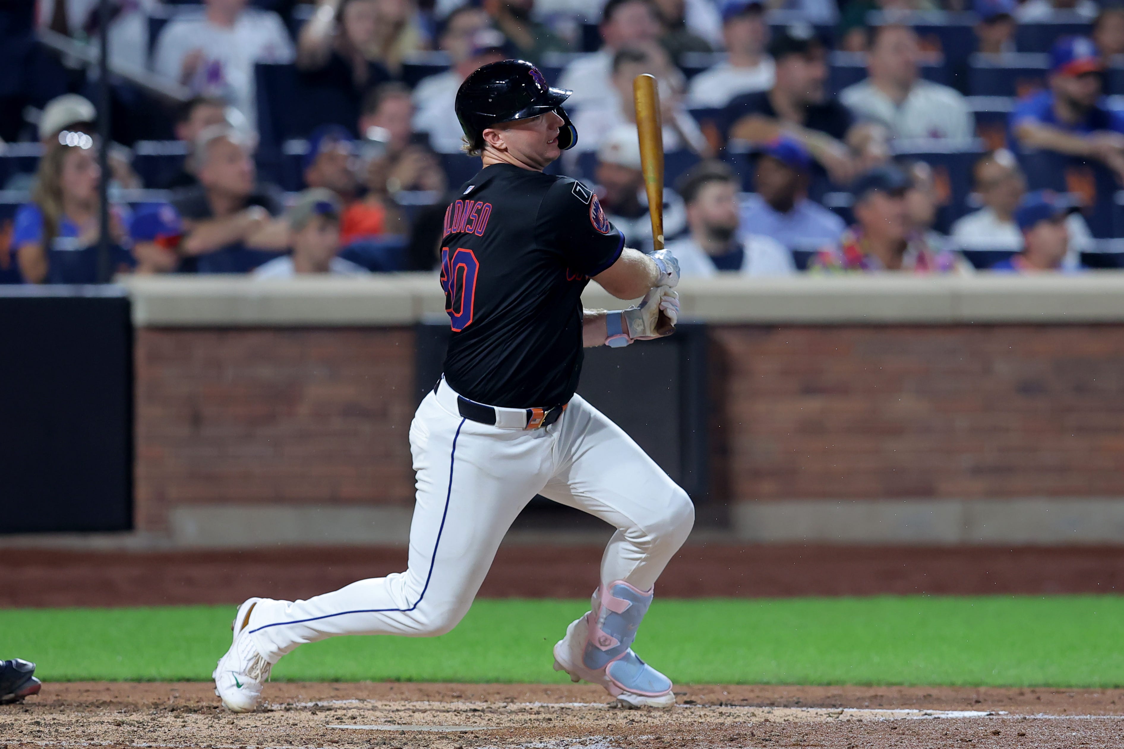 Notable MLB players who hit more than 253 home runs for one team