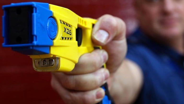 Cosa è il taser, come funziona e quali sono i rischi